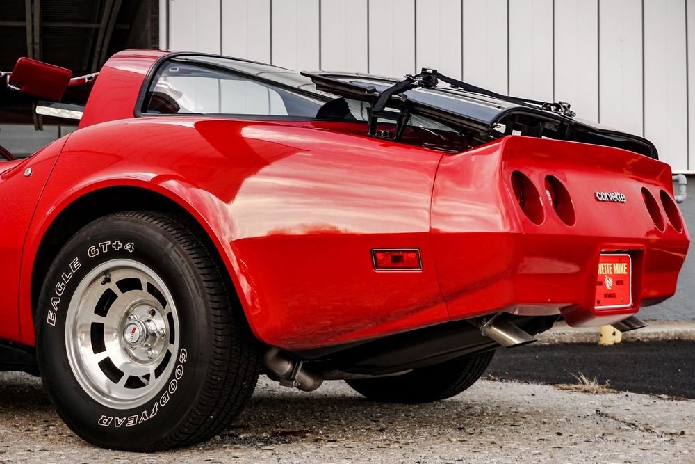 On-Board T-Top Storage: 1982 Chevrolet Corvette