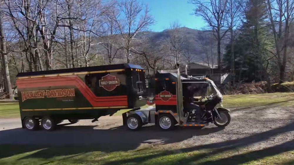 Motorcycle Monday: 9-Wheel Harley Rig Is Amazing