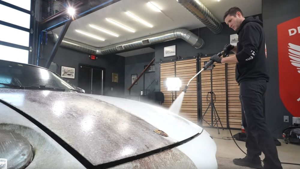 Filthy Porsche 928 Gets Its First Wash in 15 Years