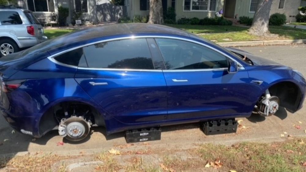 Thieves stealing Tesla EV wheels