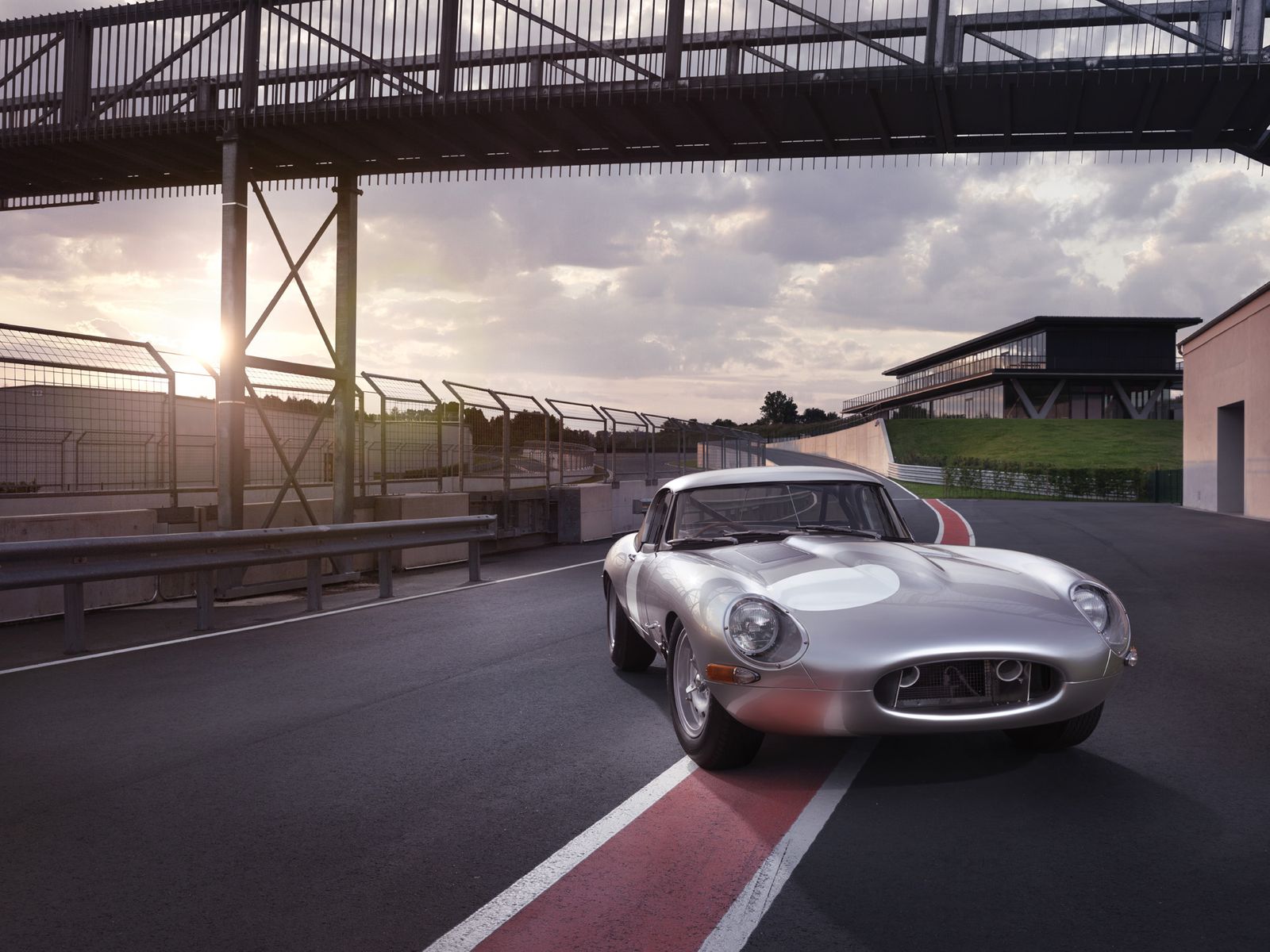 Spice Up Your Desktop With Classic Jaguar, Land Rover Backgrounds