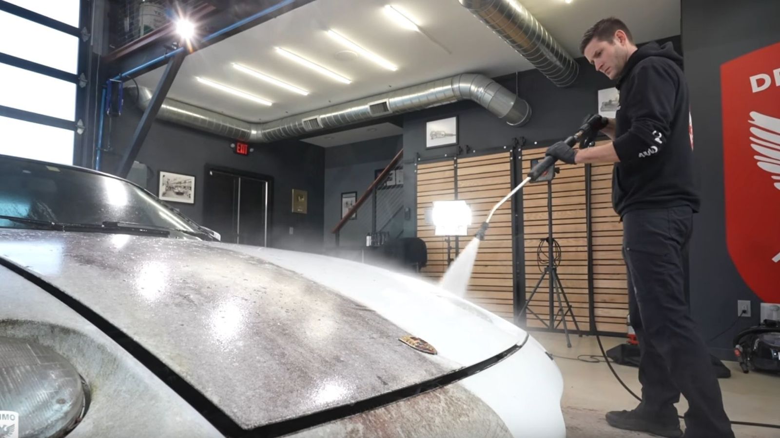 Filthy Porsche 928 Gets Its First Wash in 15 Years