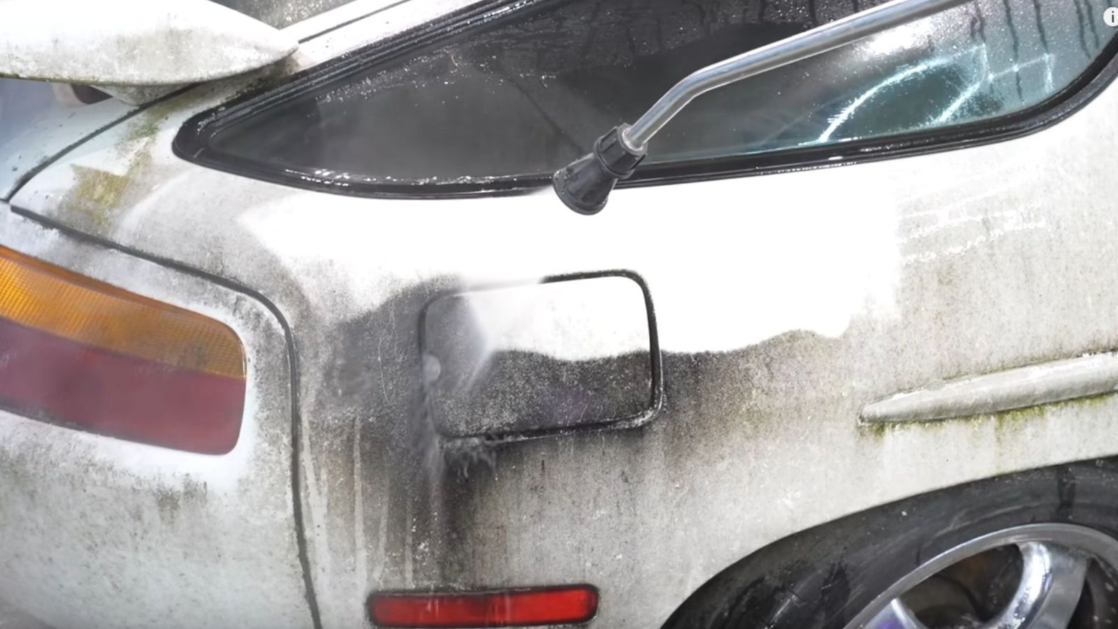Filthy Porsche 928 Gets Its First Wash in 15 Years